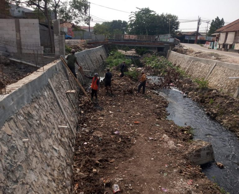 Miris! Tumpukan Tanah Ditengah Kali di Soal Warga, Ini Kata Pengawas ...